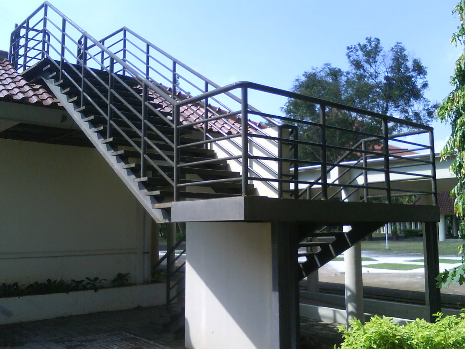 √ 11+ Inspirasi Desain Tangga Baja Cantik Untuk Hunian Idaman